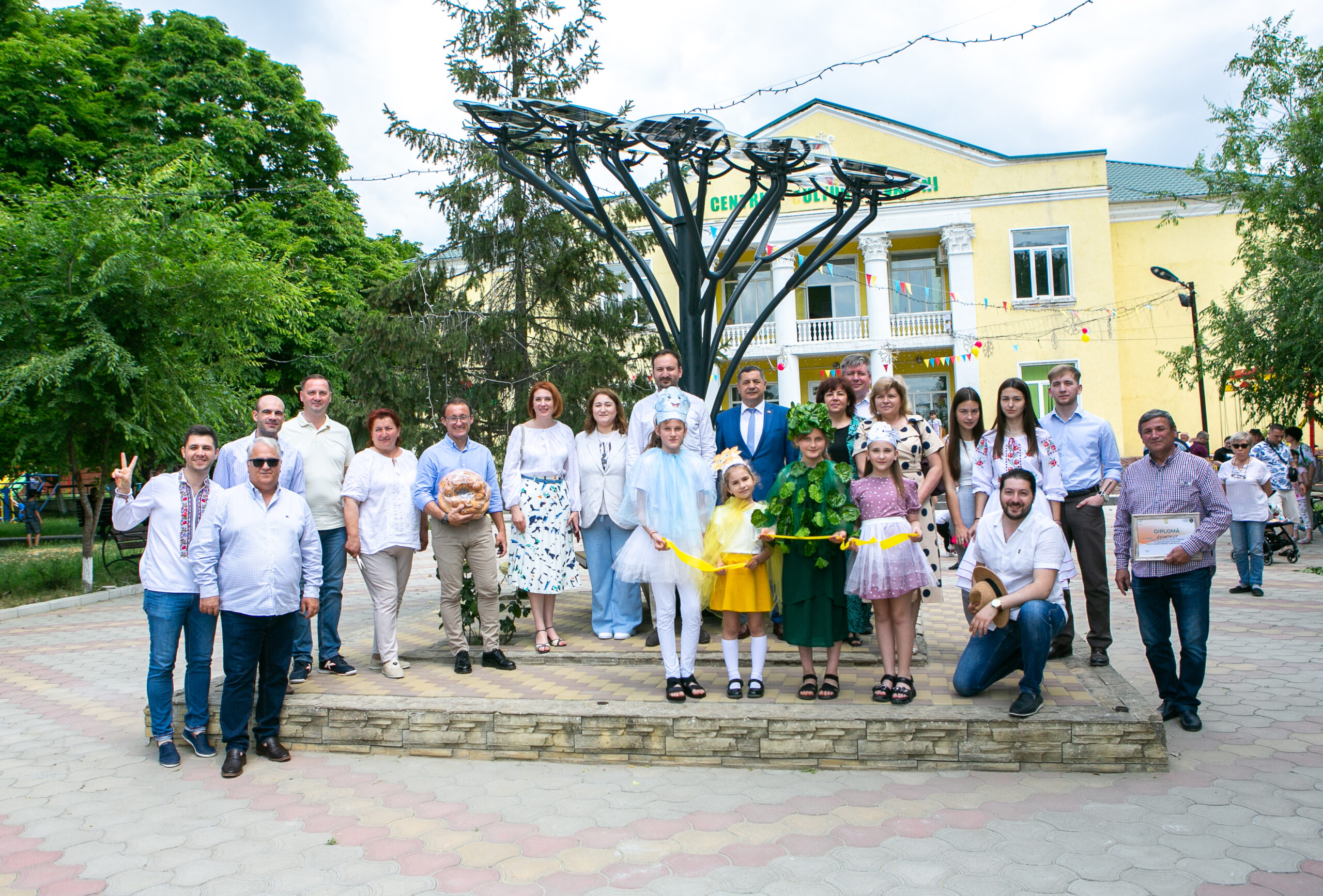 Văleni – Primul SMART Village din Moldova și Estul Europei ce dispune de arbore solar - EcoFM