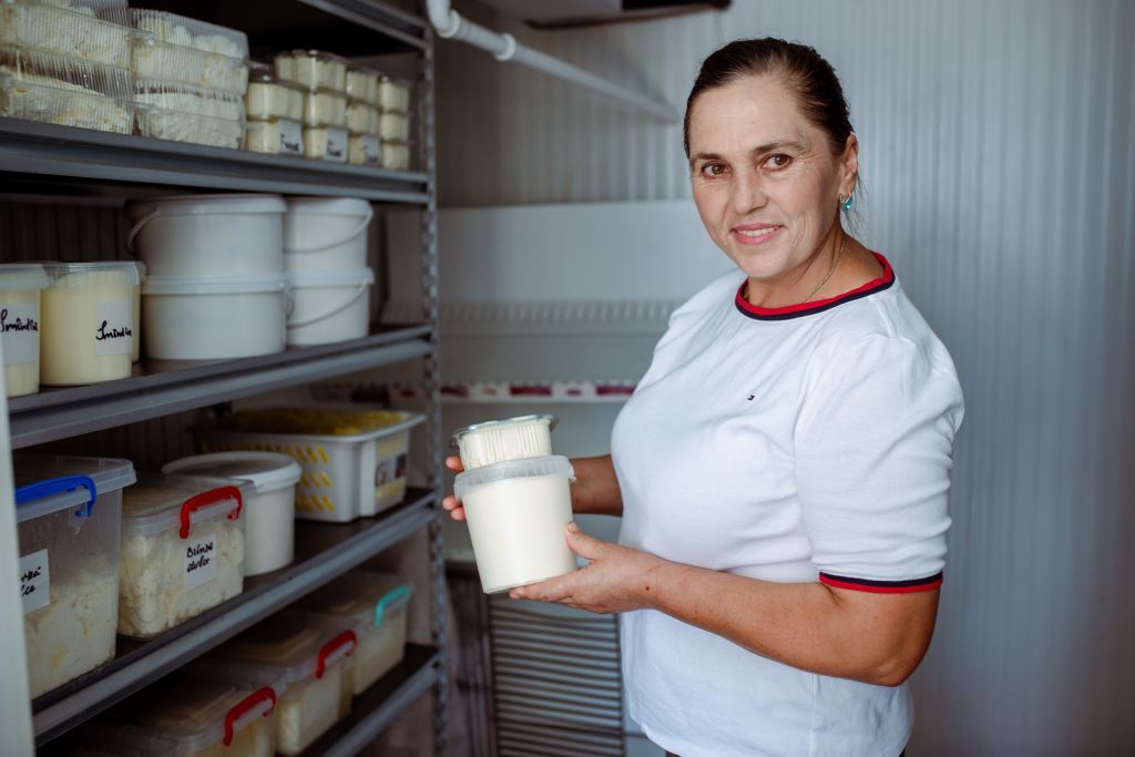 Ferma de văcuțe, mulse și hrănite „cu ajutorul panourilor solare” - EcoFM