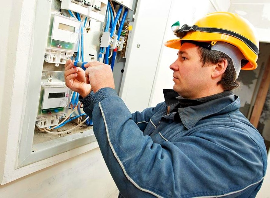 Peste 44 de mii de contoare inteligente pentru electricitate, instalate ...